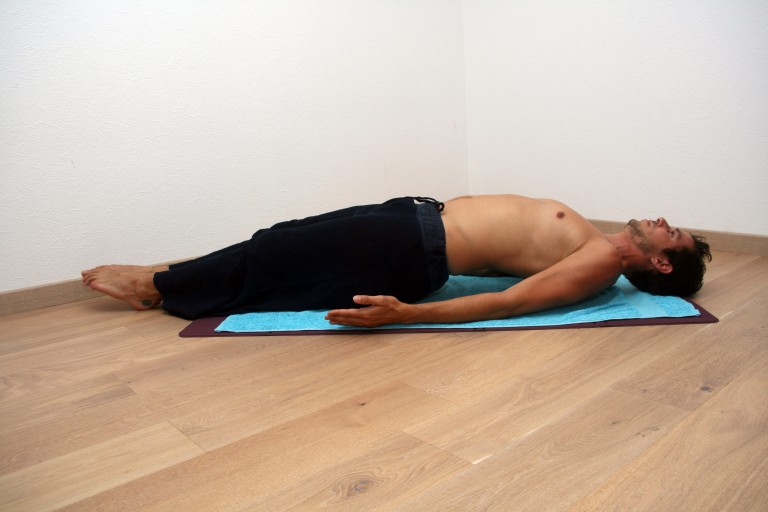 48. Musculation des dorsaux allongés sur le dos (pont) - Masseur ...