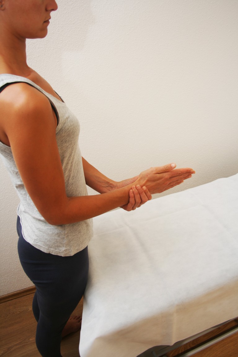 76. Auto mobilisation du coude en pro supination - Masseur ...