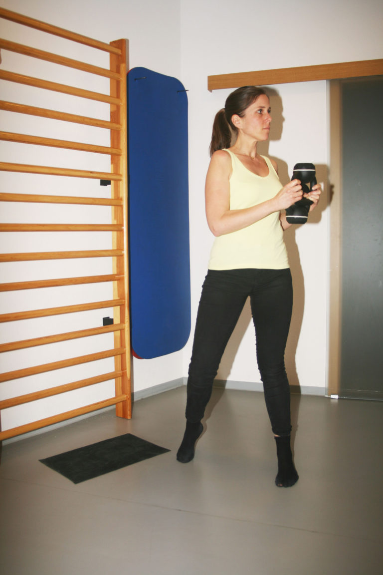 146. Épaule Travail de rotation du buste avec poids, bras fixés ...